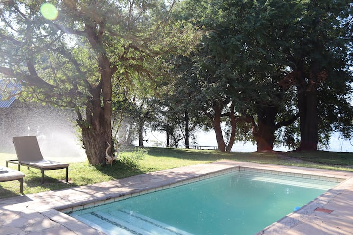 Mongwe Safari Camp On The Zambezi River - Zimbabwe
