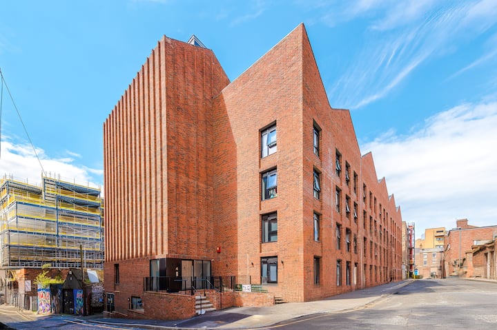 Modern Liverpool Flat | Contractors & Work Trips % - Liverpool