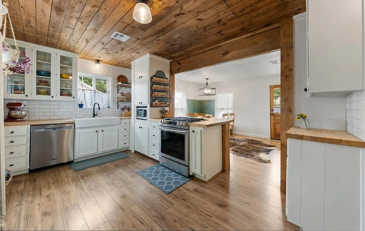 Family Fun At The Sunflower Retreat! - Waco, TX