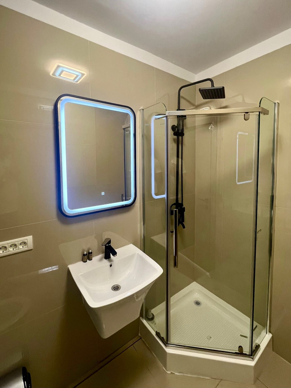 AWA camera nr.2 - 2 paturi - No window - Apartments for Rent in ...