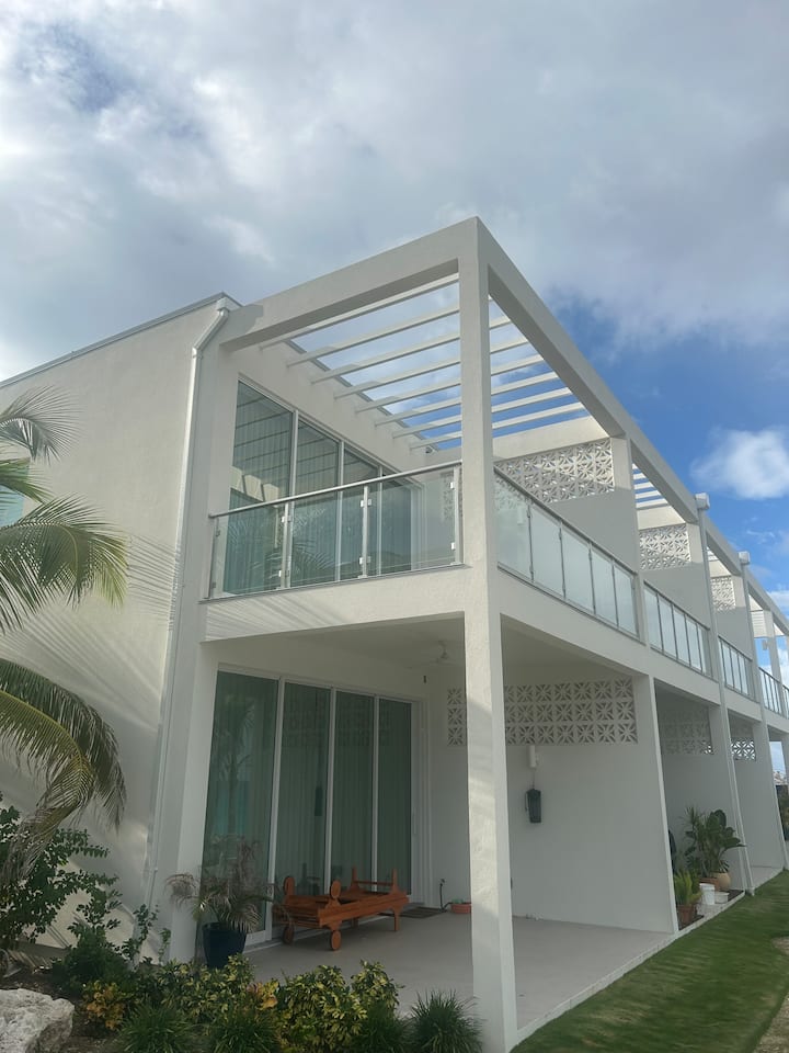 Stunning Extended Ocean Front 1 Bed Condo Sleeps 4 - West Bay
