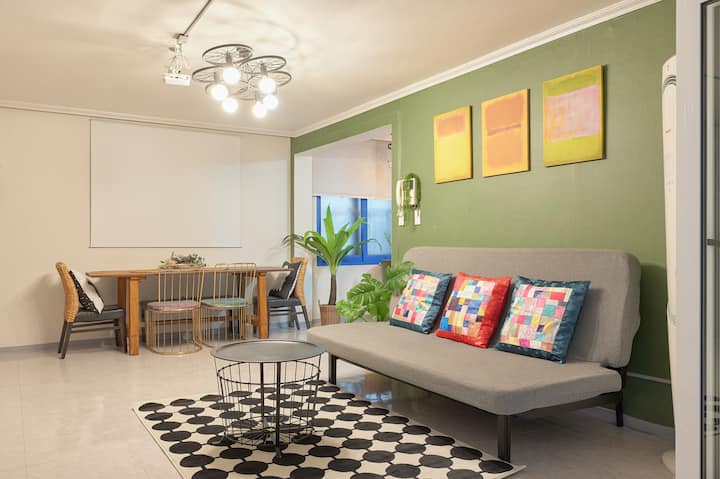 홍대입구역 도보1분/가족&단체 대형 단독 하우스/방6,화장실3/ - Seoul