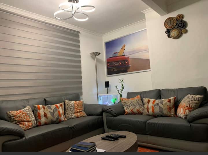 Cosy 2 Bedroom House - 엡솜