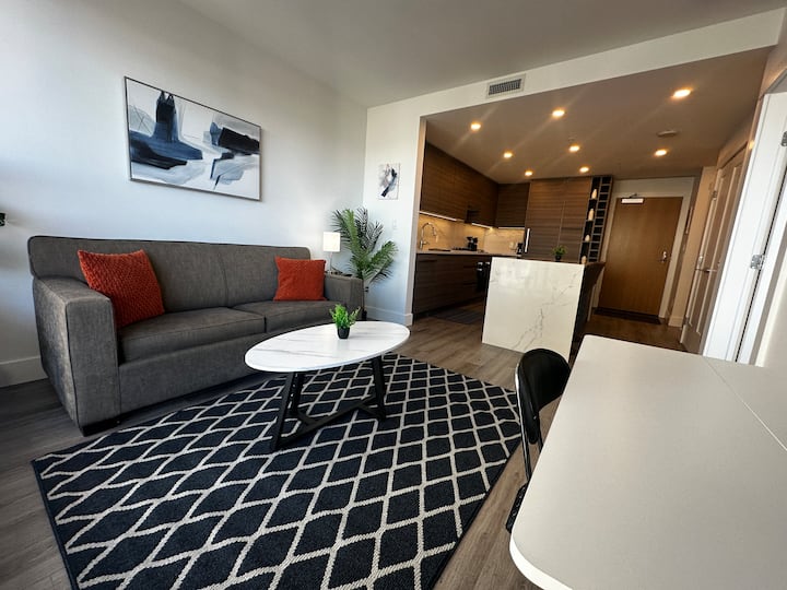 Luxury Downtown Condo | Gym, Sauna & City Views - Victoria