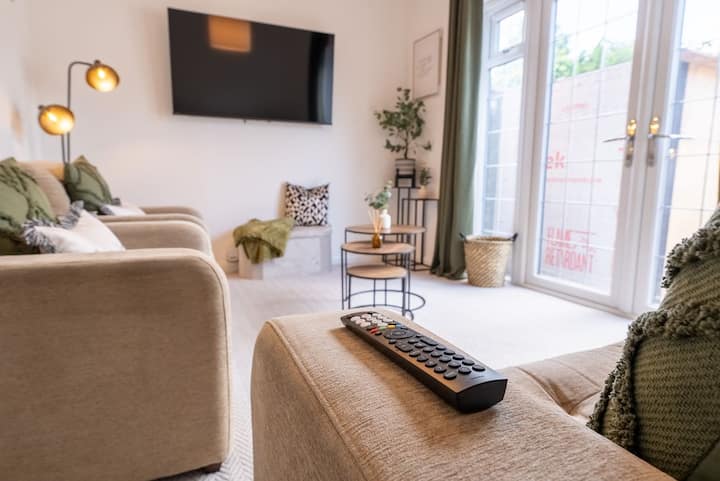 Discounts, Contractors & Parking, 4-bed, Sleeps 8 - Uxbridge, UK