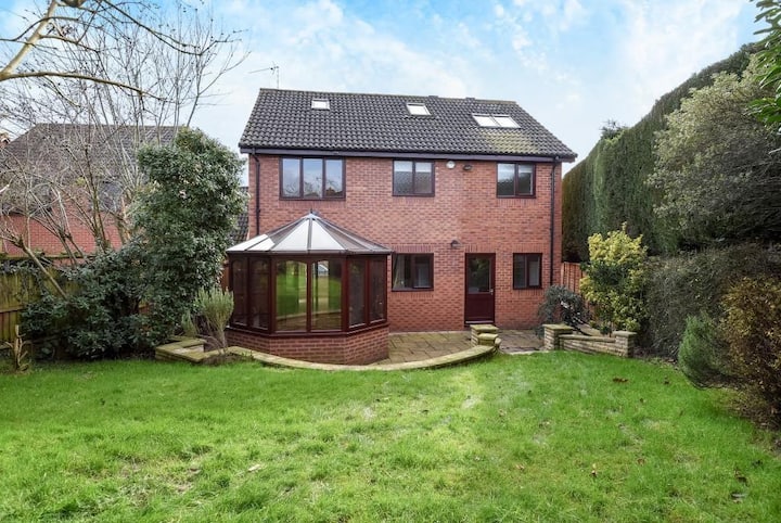 Detached 3-bed Near Ascot, Heathrow, Thorpe Park - Woking