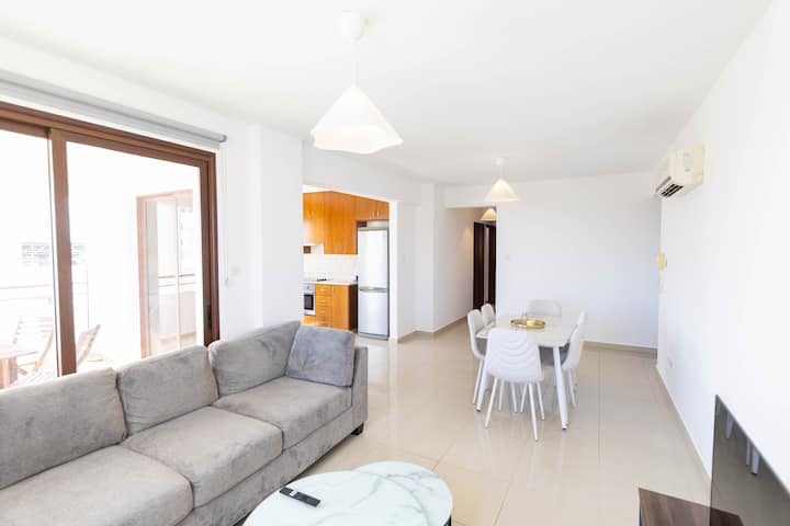 Sunny & Bright Apartment With Big-balcony - Арадипу