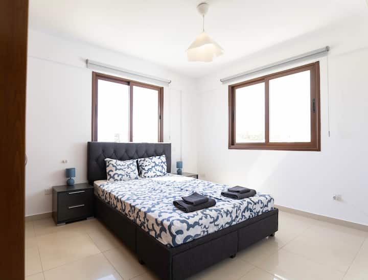 Spacious & Bright Apartment With Balcony - Larnaca