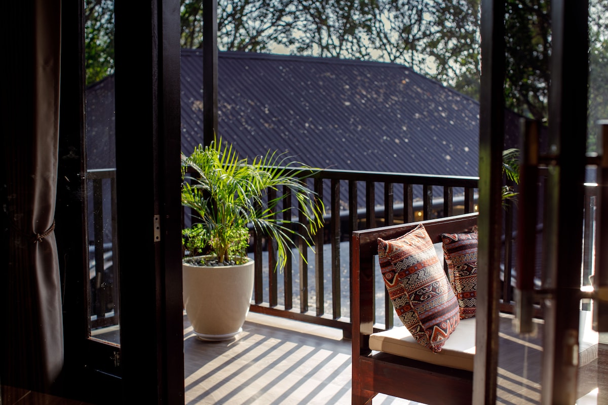 Chambre principale à l'Alpha Wolf Lodge | Escapade nature - Hôtels à louer à Kediri, Bali ...