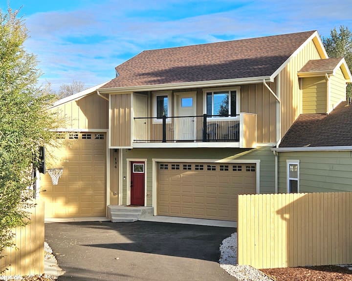 Stylish Lakewood 2 Bed W/ West Facing Balcony - Lakewood, CO