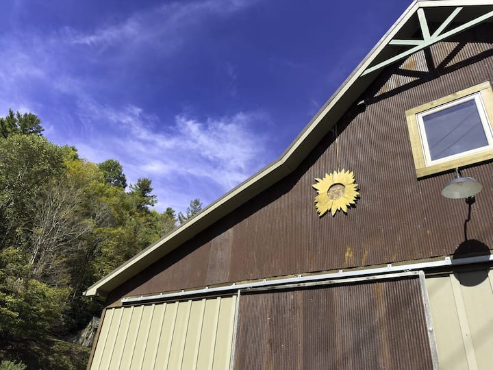 Quaint Barn Loft | Dog Friendly! | Views | Creek - Railroad, Blowing Rock