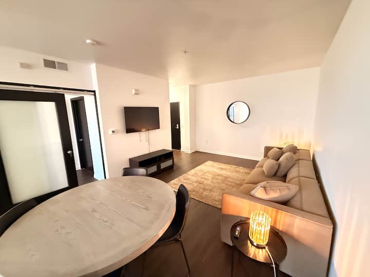 Sunset Strip Luxury Skyline Views + Pool + Parking - West Hollywood, CA