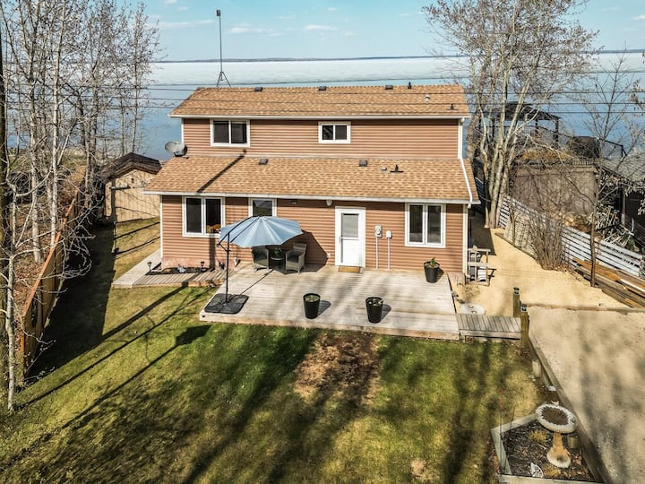 Lake Front Cabin W/hot Tub & Fire Pit. - Alberta