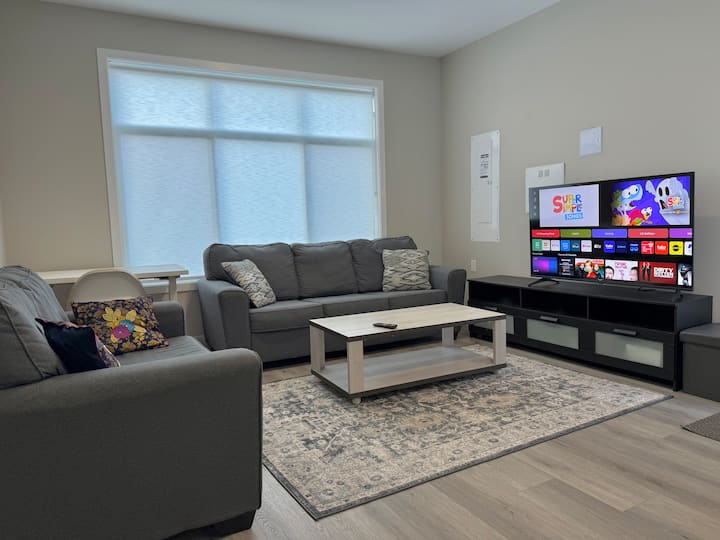Private Modern Suite Overlooking Kamloops - 캠룹스