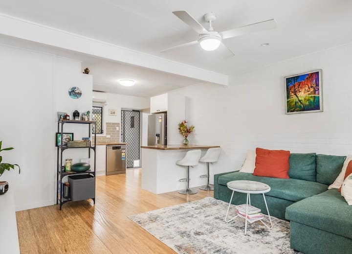 Woody Point On View. Walk Across To The Esplanade - Redcliffe