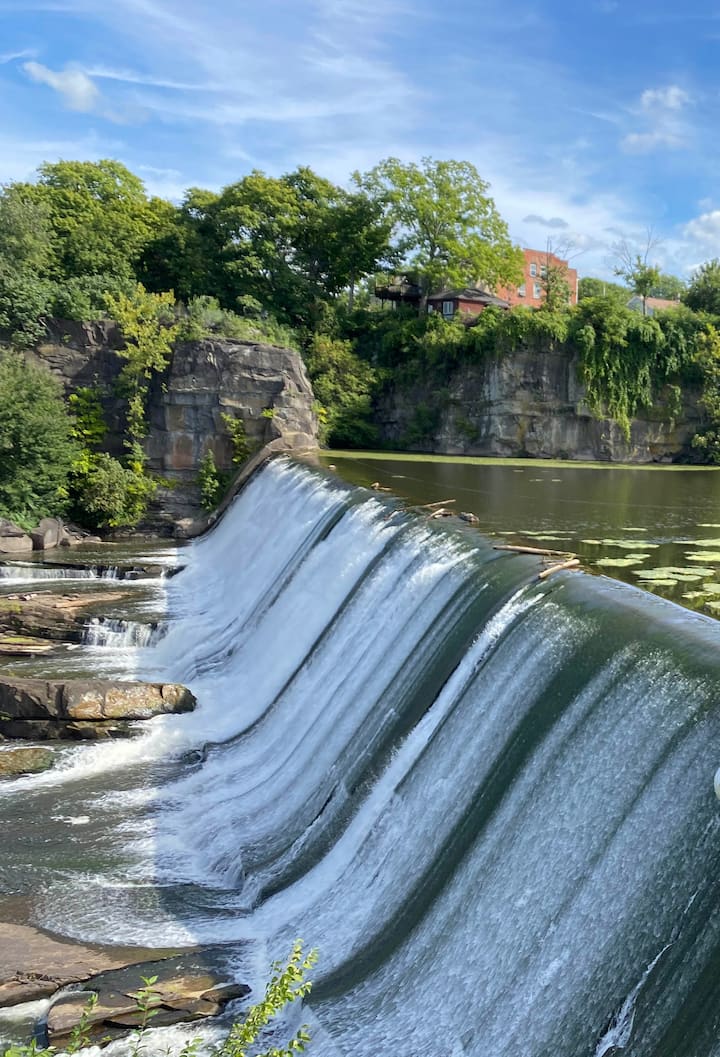 A Waterfall Retreat With Waterside Deck, Fire Pit - Saugerties, NY
