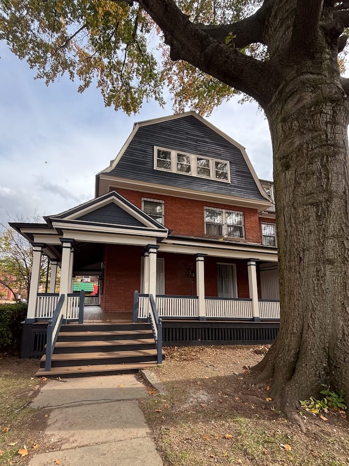 Entire First Floor Historic Hartford Group Stay - West Hartford, CT