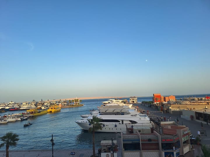 3br Sea View Marina Apt | Beach & Pool | Sleeps 6 - Hurgada