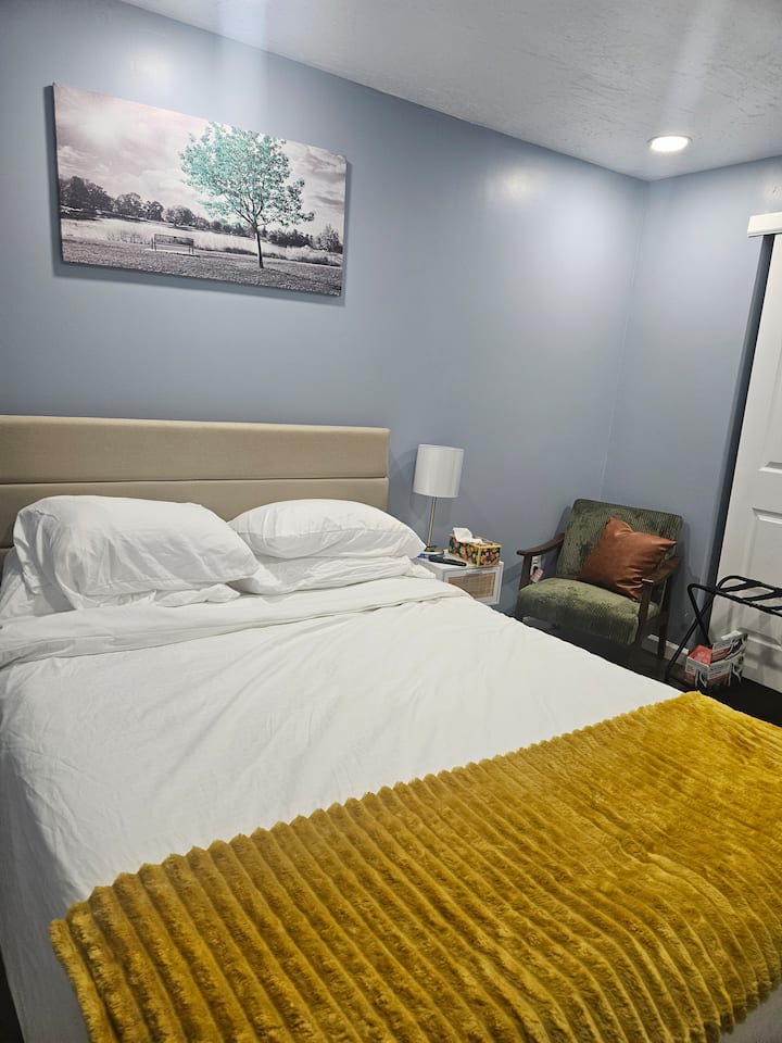 Yellow Room 1 - Canal Winchester, OH