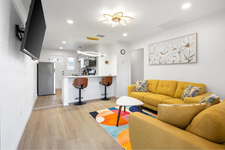 Yellow Storey - Stylish 2br Condo In Midland - Midland, TX