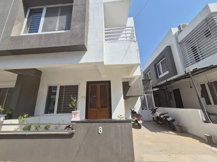 Private Room With Attached Washroom And Balcony. - Vadodara