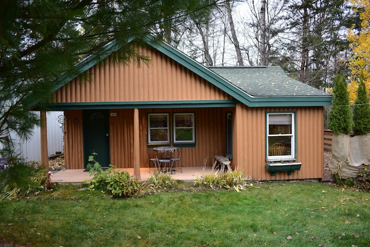 Cozy & Clean Cabin Nestled In Trees On Deer Lake! - Boyne City, MI