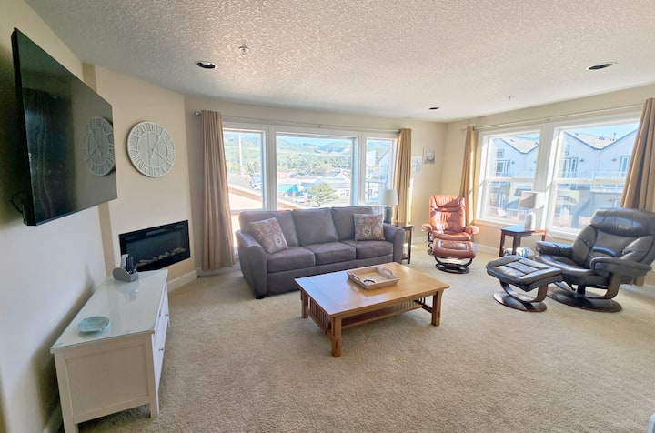 Crab Rock Condo | Mountain Views & Steps To Beach - Rockaway Beach, OR