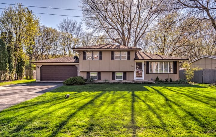 King & Queen Suite Retreat |Shared Home + Hot Tub - Algonquin, IL