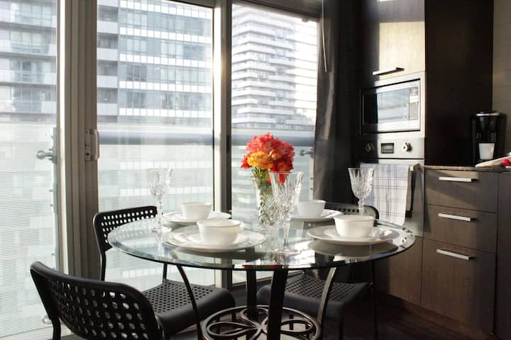 New Scenic & Sunny 1 Br 32nd Floor Condo - Toronto