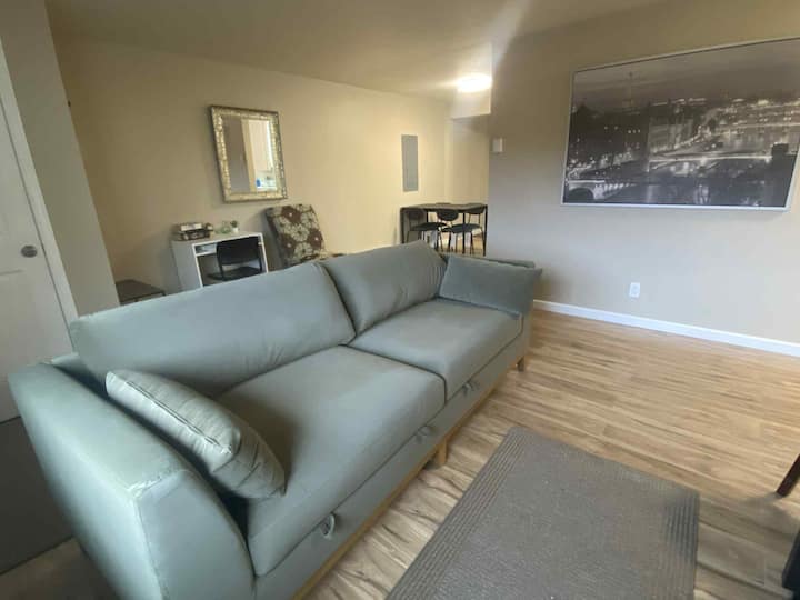 Just A Walk Away From Kent Station Shopping Center - 肯特