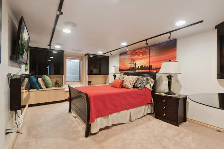 Upscale Lower Suite In Central Midland - Midland, MI