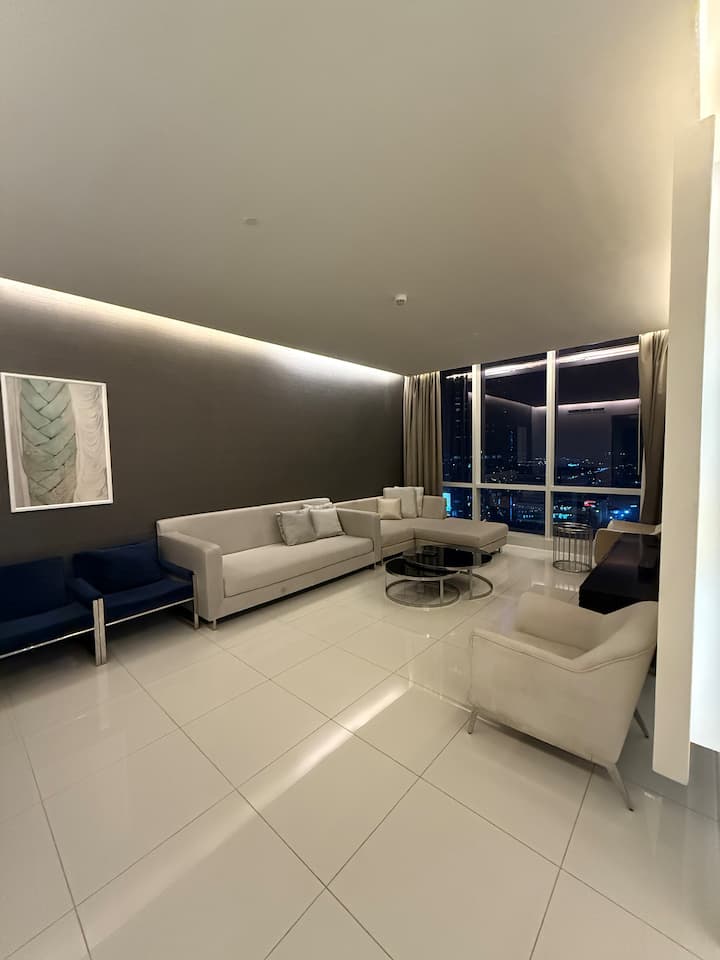 جناح ثلاث غرف ماستر مطلة على برج المملكة Damac - Riyadh