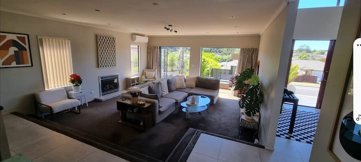 Large Family Room - Queen And Single, Lounge & Tv - Auckland