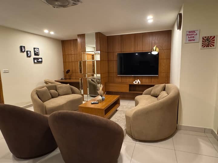 Skyluxe Designer 2bhk- Pool, Backup, Self Checkin - Islamabad