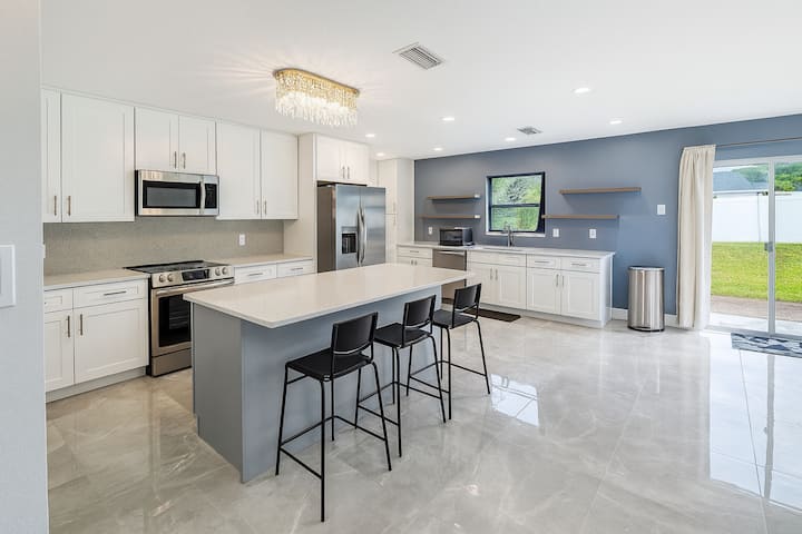 Peaceful Luxury Oasis Near Downtown Orlando - Orlando, FL