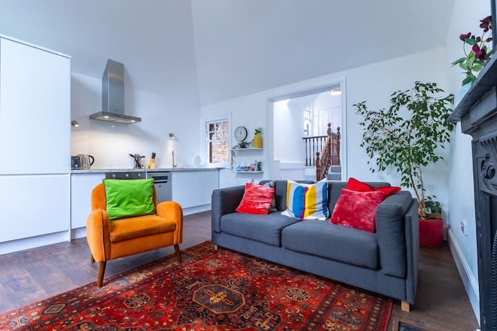 Bright & Spacious 2-bed Flat With Ensuite - London