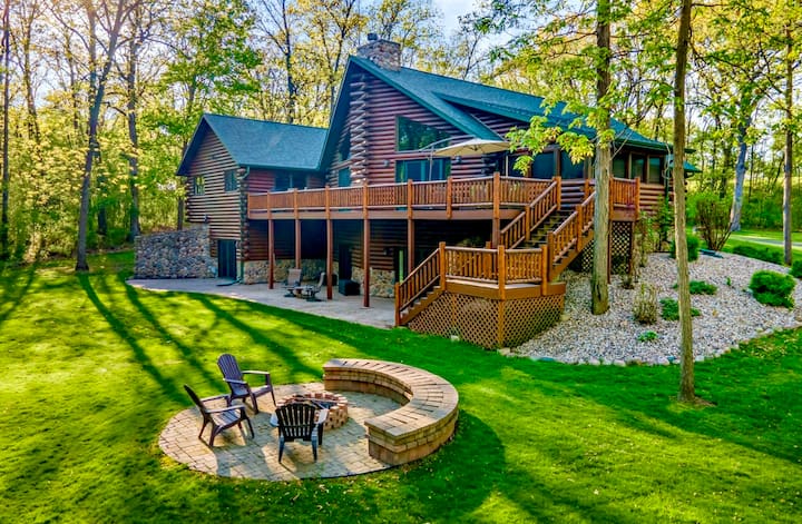 The Lodge: 5 Acre Log Home - Kettle Moraine State Forest, Whitewater