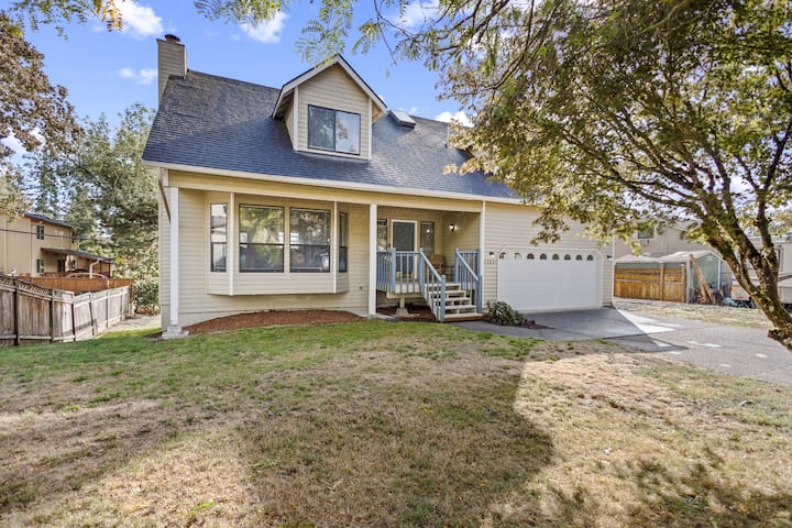 Spacious Family Home In Lake Oswego Close To I-5 - Beaverton, OR