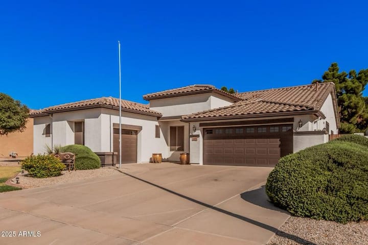 Cozy East Mesa 3-bed Retreat W/ Den - Apache Junction, AZ