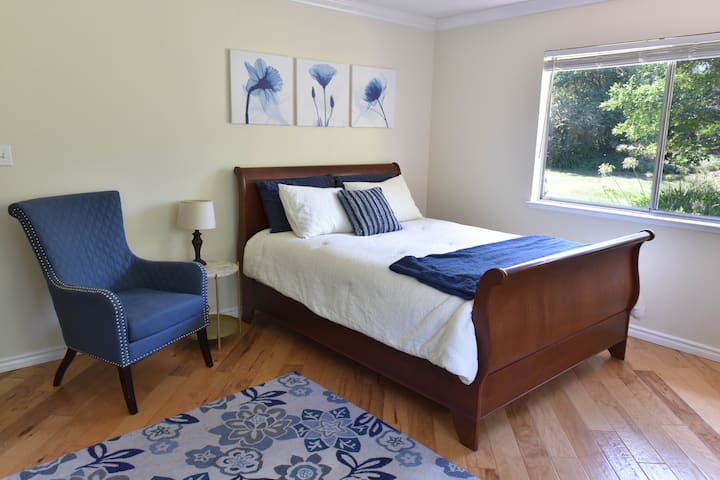 Large, Light Filled Bedroom With Private Bathroom - Granite Bay, CA