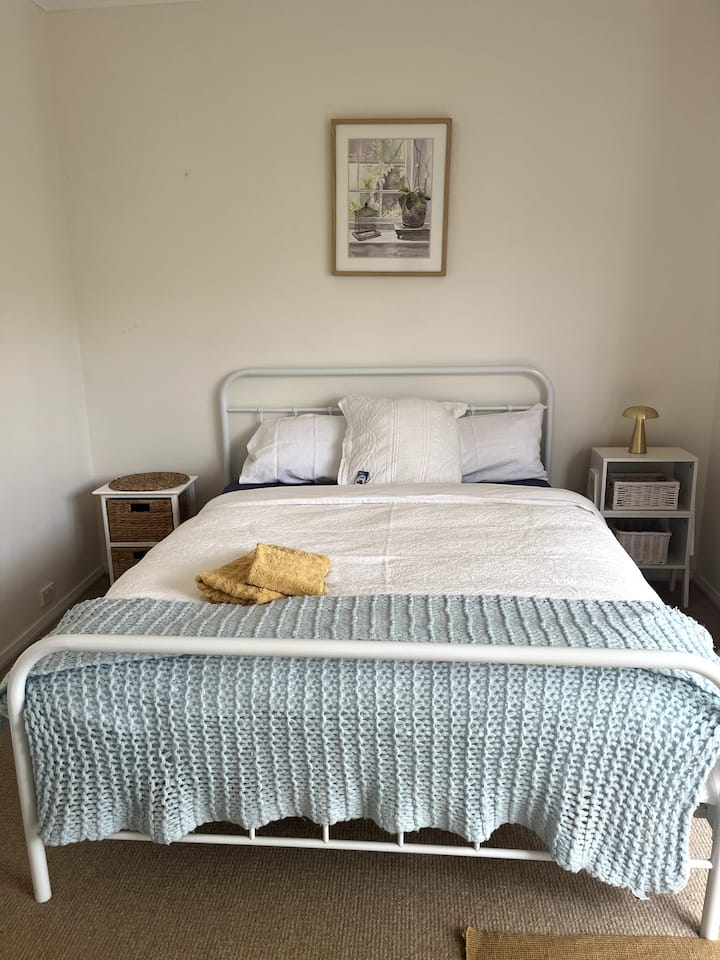 The Hideaway- Downstairs Shared Bedroom. - Scotland Island