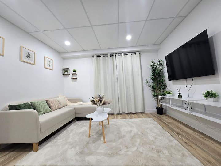 Cozy 2 Br Suite - Private Entrance & Home Comforts - Steinbach