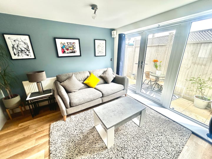 Cozy Modern House With Workspace & Parking - Bristol