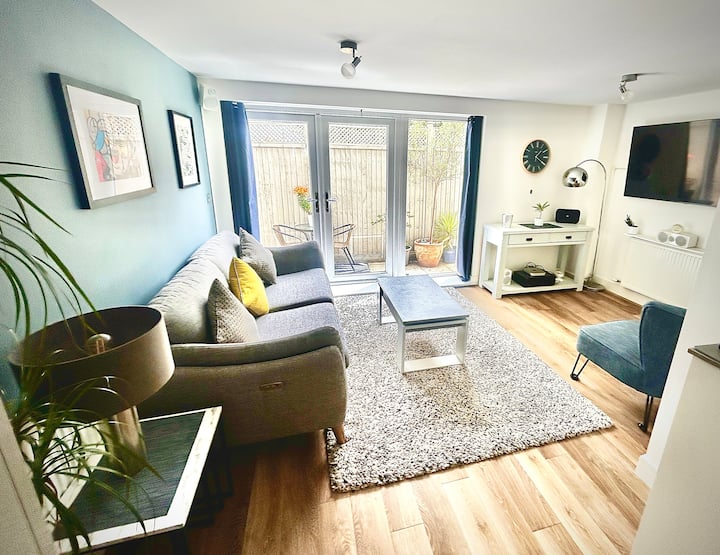 Cozy Modern House With Workspace & Parking - Bristol