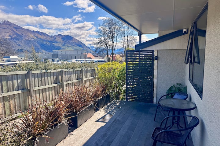 Modern Two-bedroom Unit In The Centre Of Wanaka - Wanaka