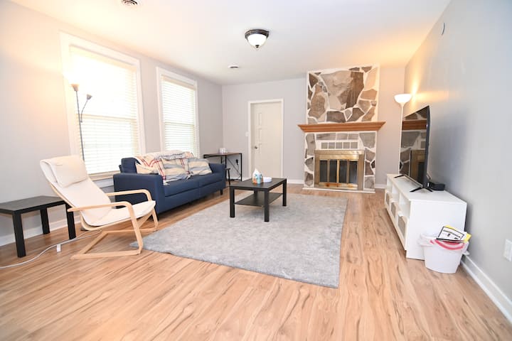 Cozy No-frills 2 Bed Condo! - Warren, MI