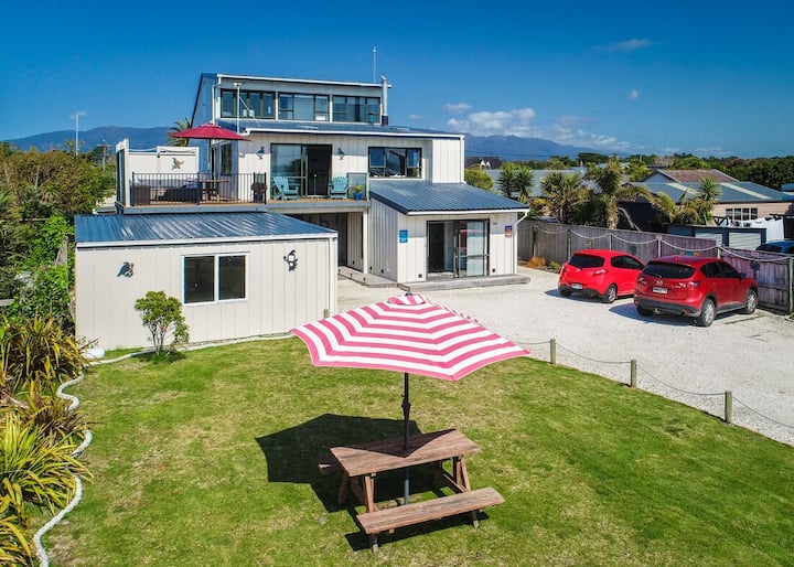 The Beach View Apartment Is A Spacious Studio Unit - Westport, New Zealand