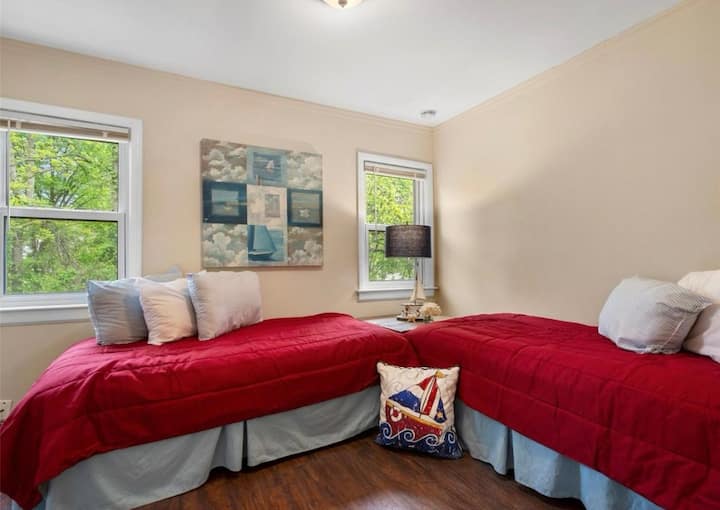 Cozy Walled Lake Hideaway For 2. Walk To Downtown - Novi, MI