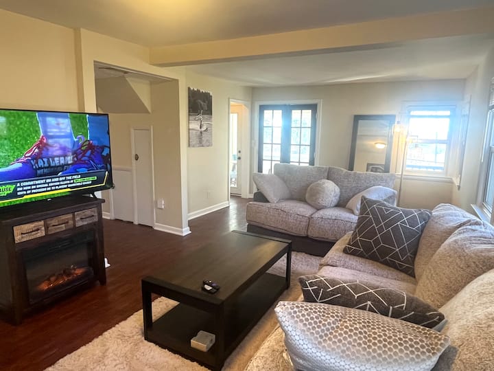 Cozy Walled Lake Hideaway For 2. Walk To Downtown - Novi, MI