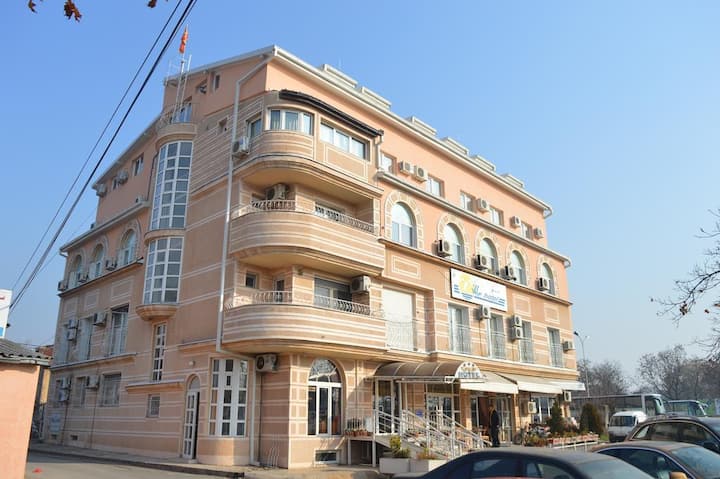 Vip Hotel
Est Geat 300 Mt , Turk Pazaar 1 Km - Skopje